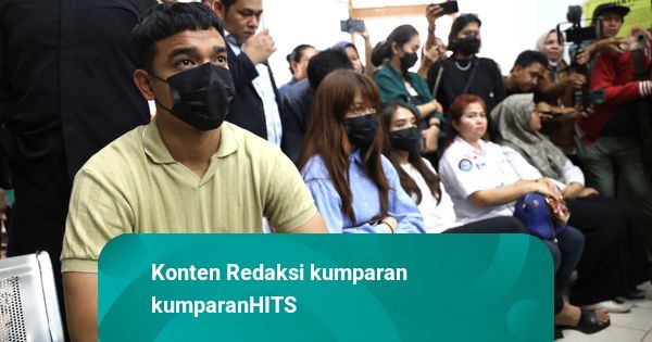 Fadly Faisal Dampingi Rebecca Klopper Jalani Sidang Kasus Penyebaran Video Porno | kumparan.com